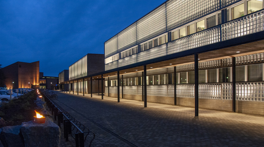 UEF illuminates its campuses in Joensuu and Kuopio in Ukrainian colours ...