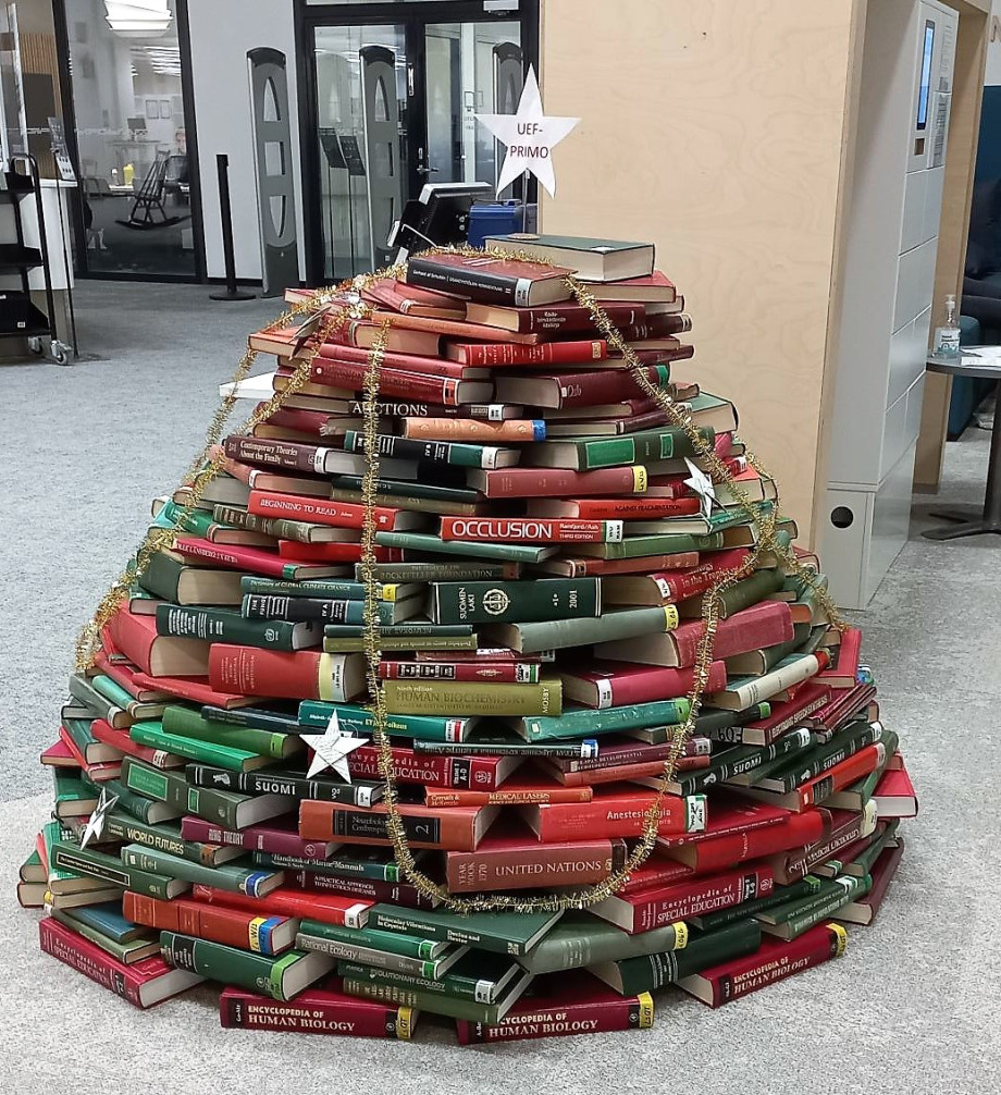 Library's seventh book Christmas tree | University of Eastern Finland
